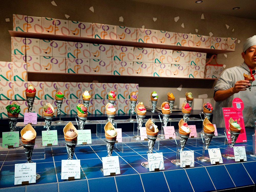 12 Dessert Café Display Ideas for Window Displays & Showcases